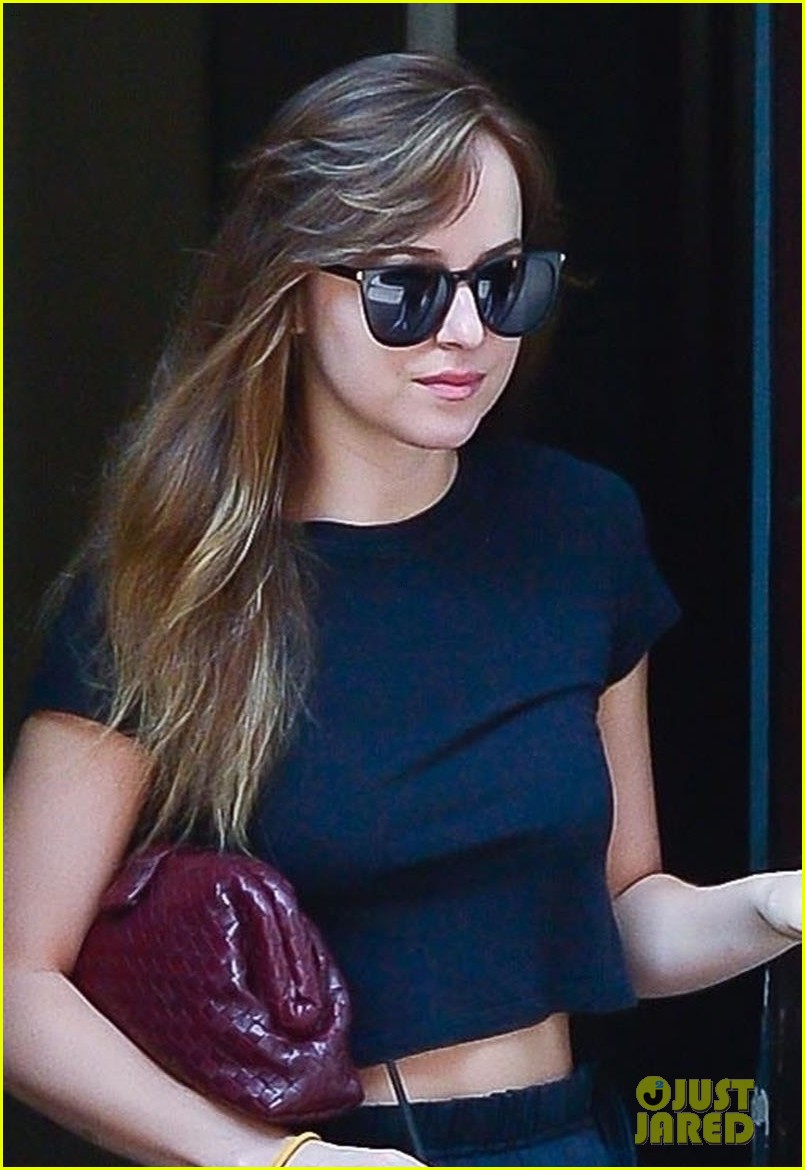 Dakota Johnson Flashes Her Midriff While Out in NYC: Photo 4115995 ...