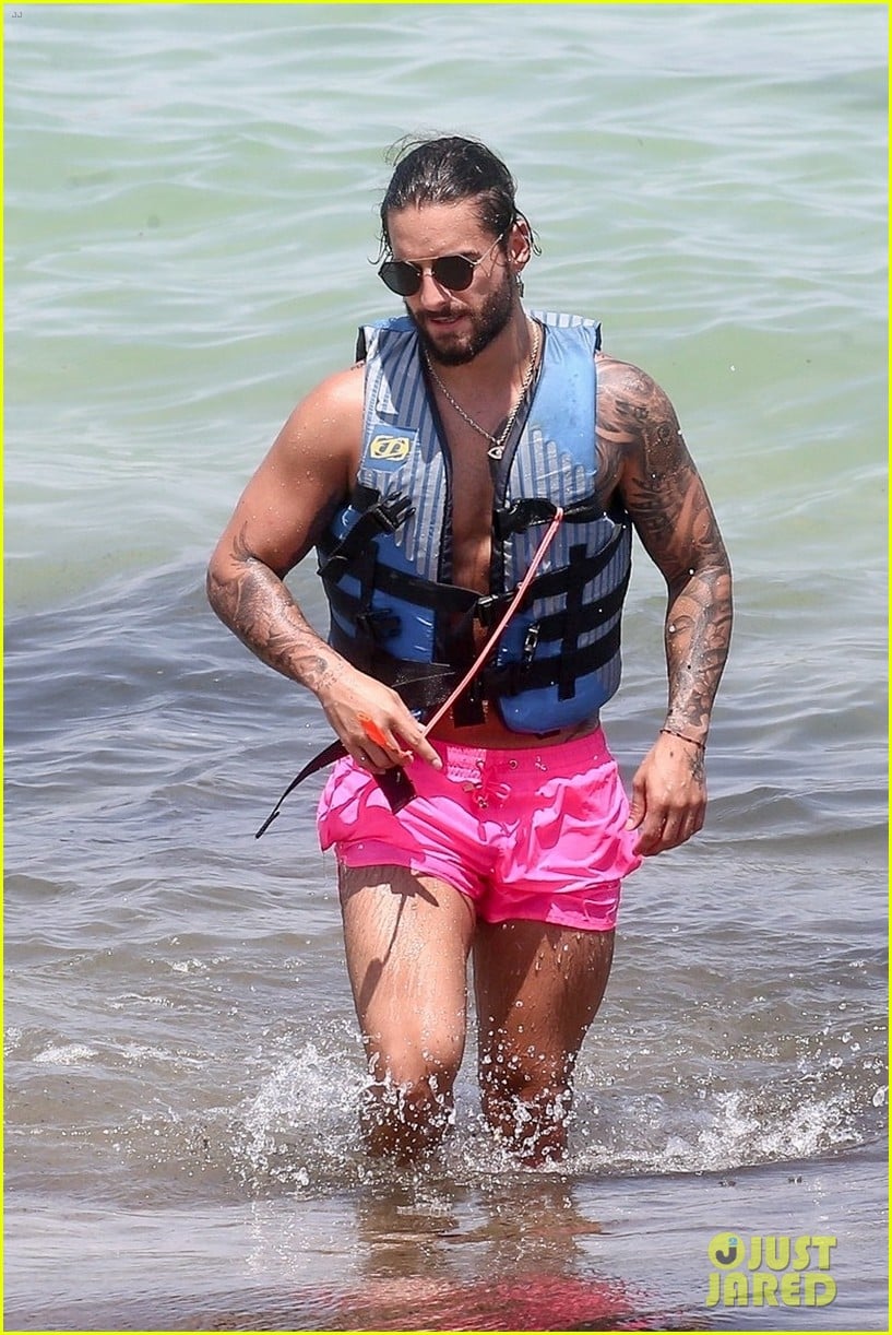 Maluma & Girlfriend Natalia Barulich Enjoy a Day at the Beach in Miami ...