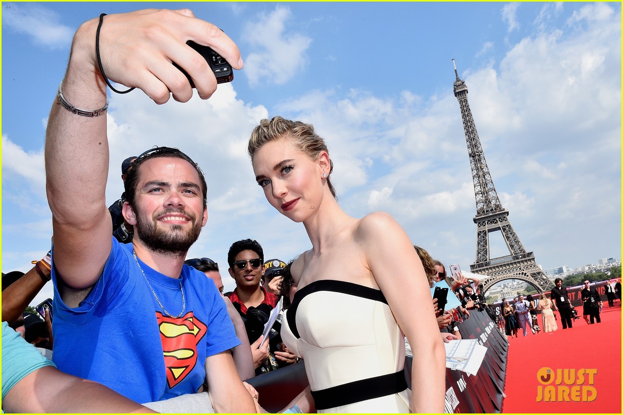 Michelle Monaghan & Vanessa Kirby Pose in Front of Eiffel Tower at 'M:I ...