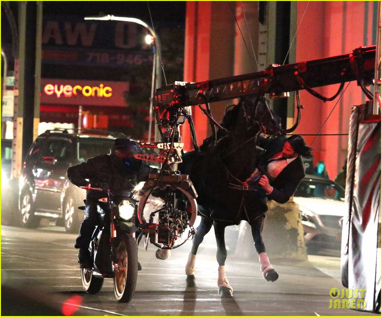 Keanu Reeves Performs This Crazy Stunt on a Horse for 'John Wick 3 ...