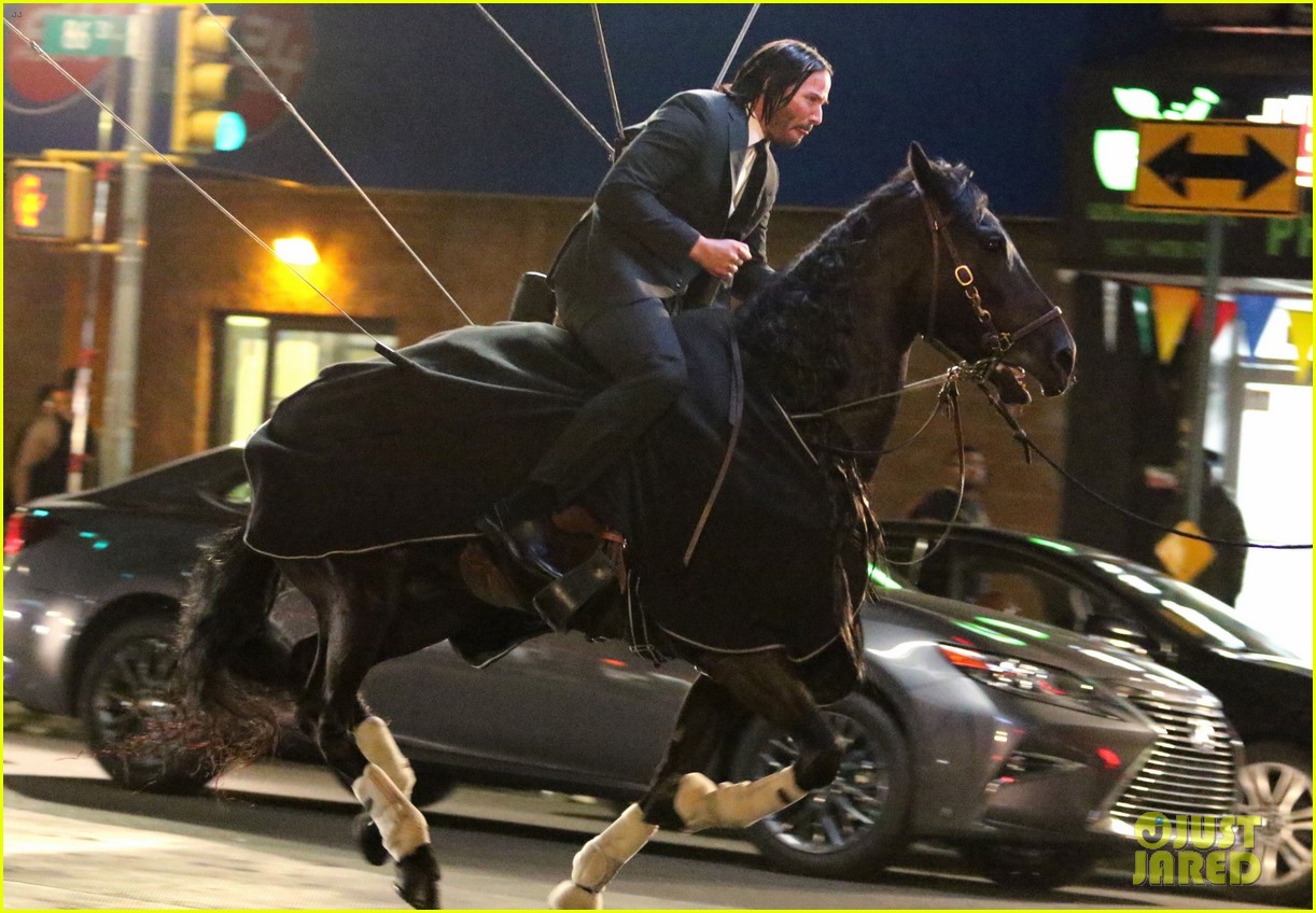 Keanu Reeves Performs This Crazy Stunt on a Horse for 'John Wick 3 ...