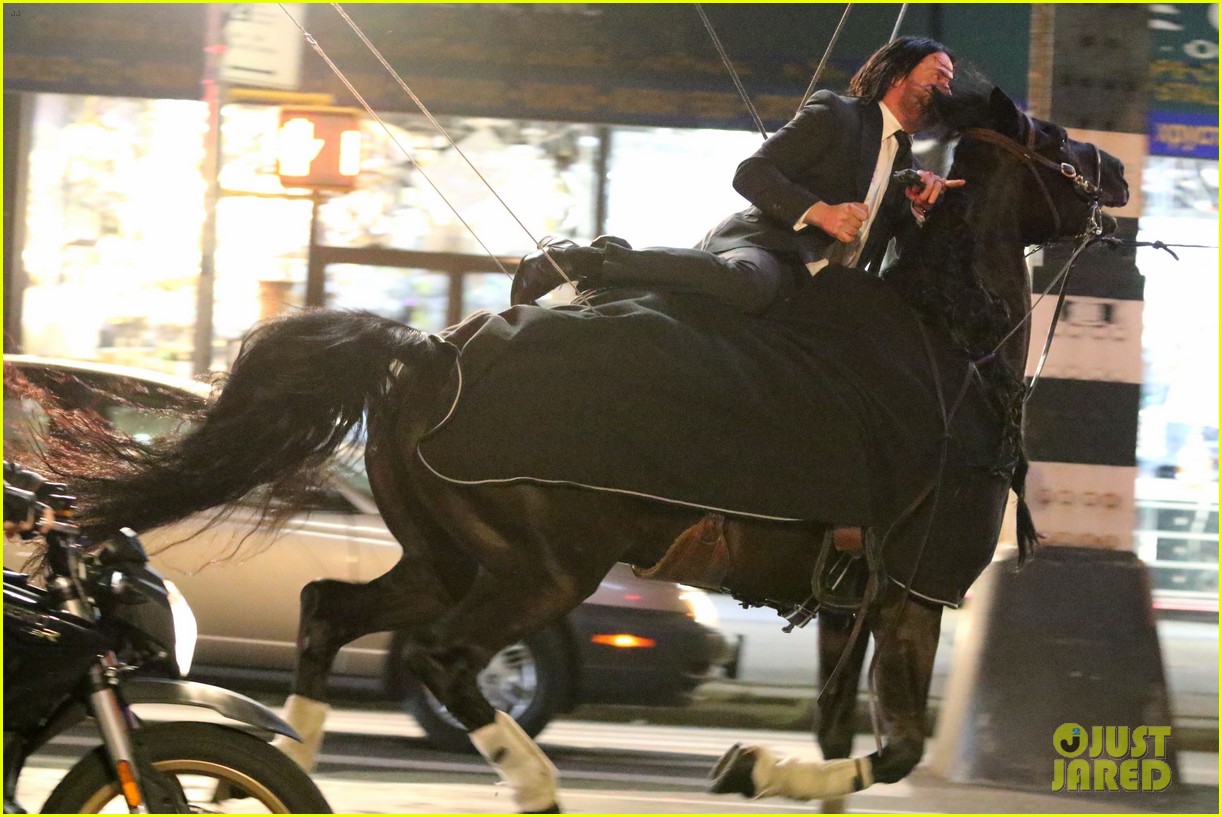 Keanu Reeves Performs This Crazy Stunt on a Horse for 'John Wick 3 ...