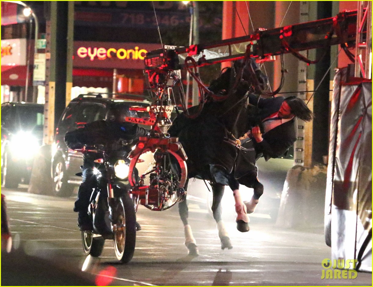 Keanu Reeves Performs This Crazy Stunt on a Horse for 'John Wick 3 ...