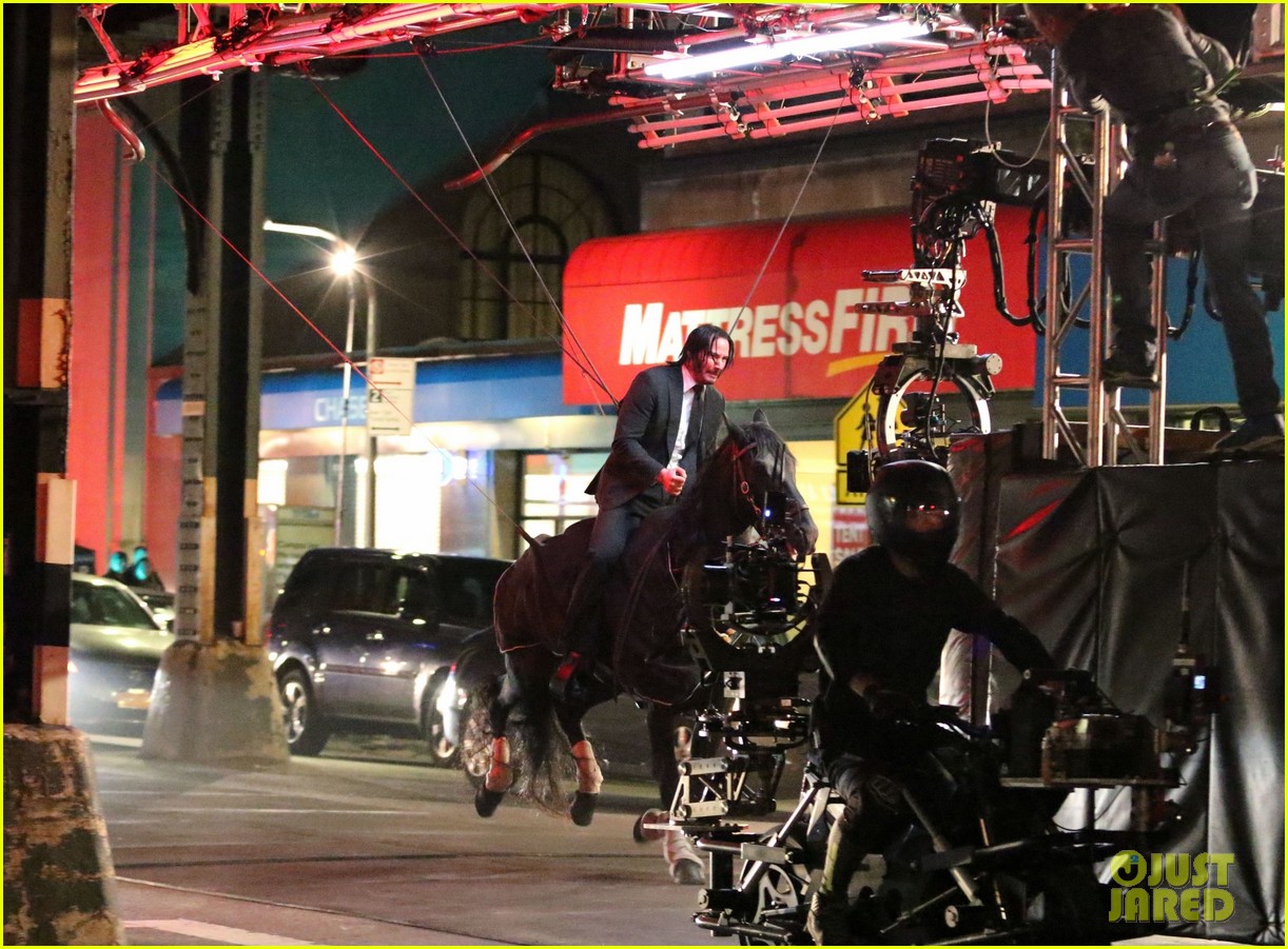 Keanu Reeves Performs This Crazy Stunt on a Horse for 'John Wick 3 ...