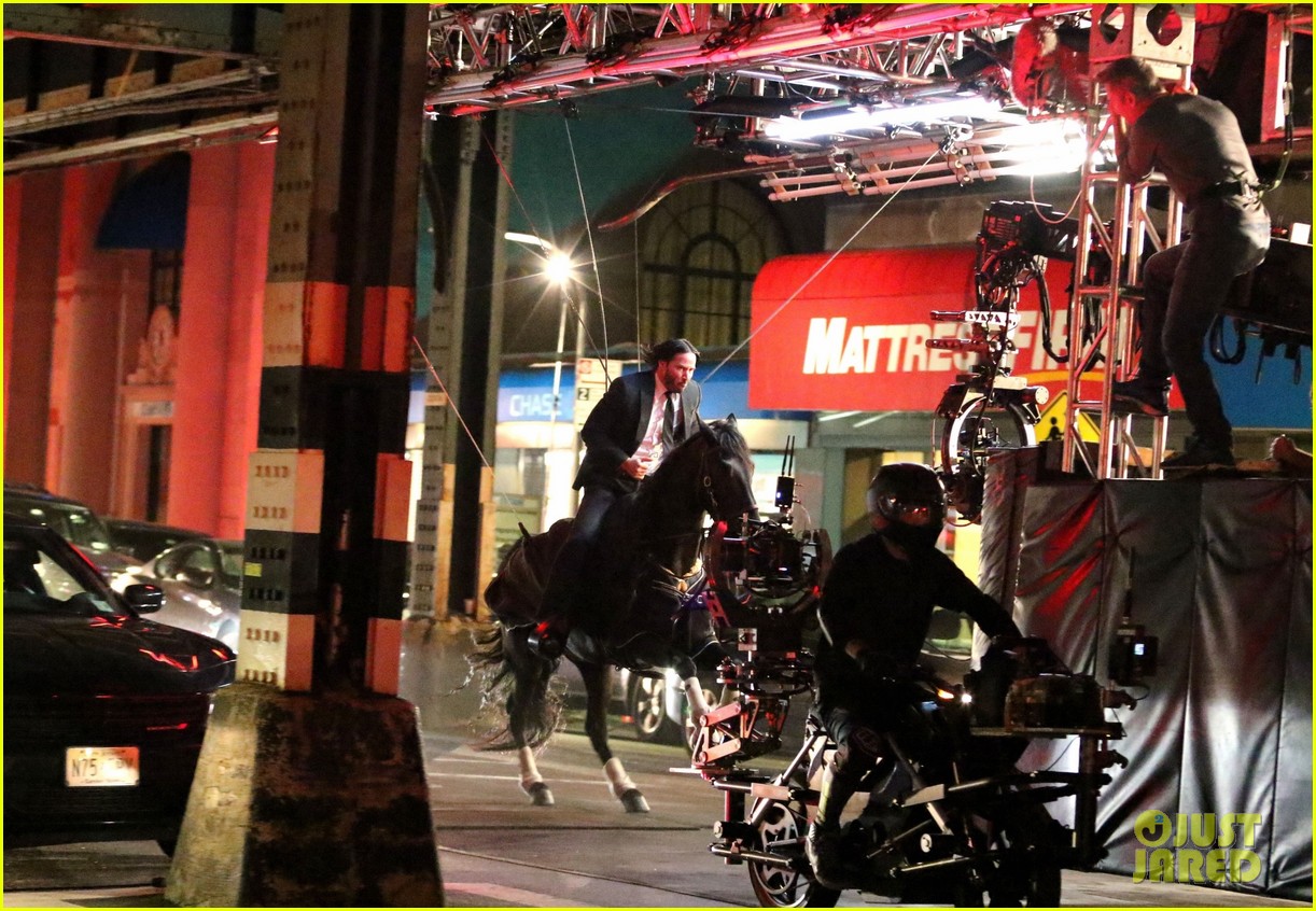 Keanu Reeves Performs This Crazy Stunt on a Horse for 'John Wick 3 ...
