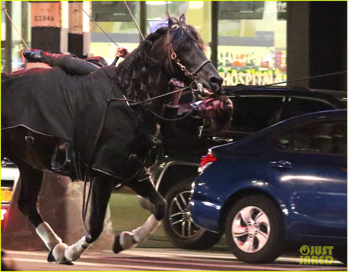 Keanu Reeves Performs This Crazy Stunt on a Horse for 'John Wick 3 ...