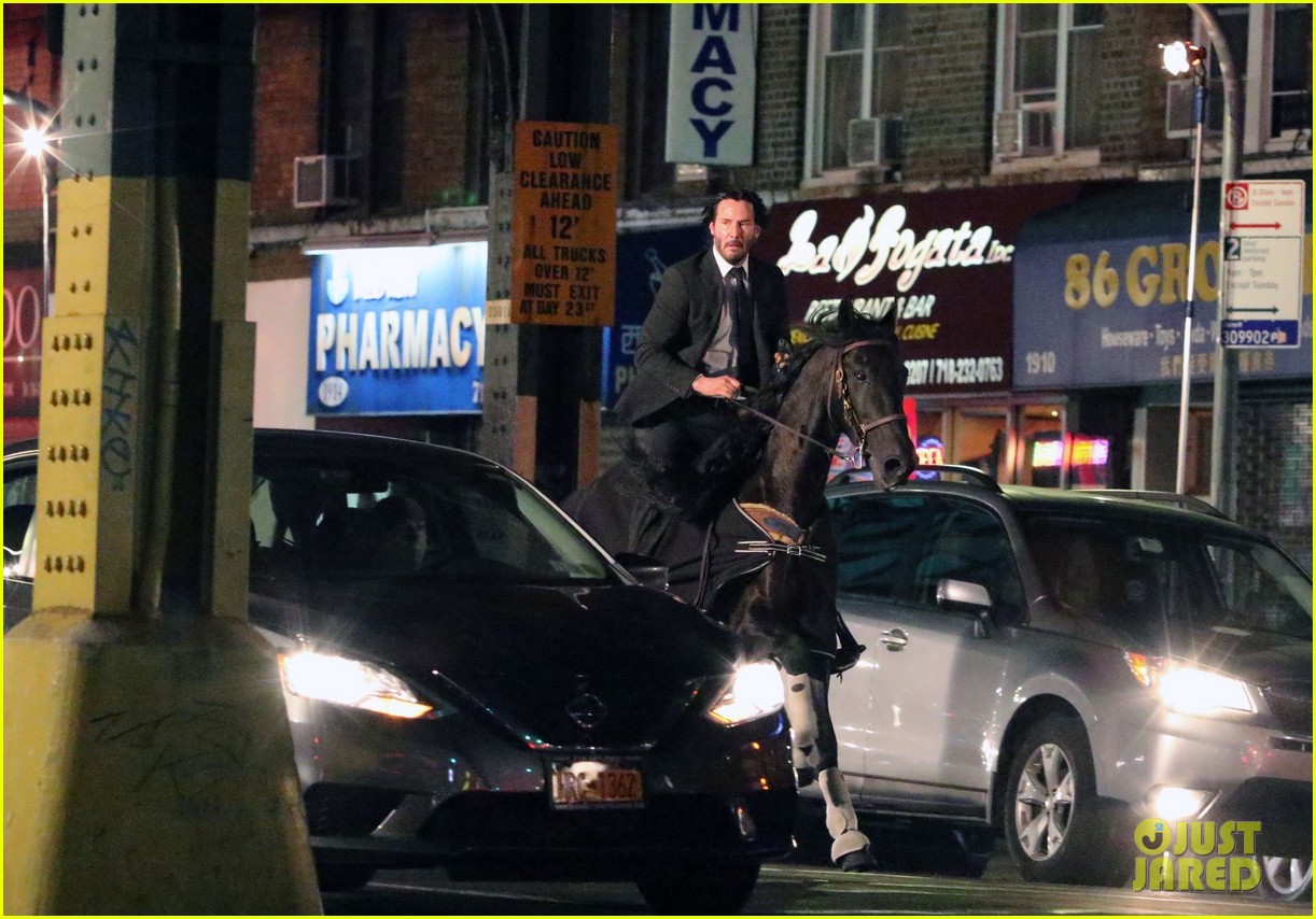 Keanu Reeves Performs This Crazy Stunt on a Horse for 'John Wick 3 ...