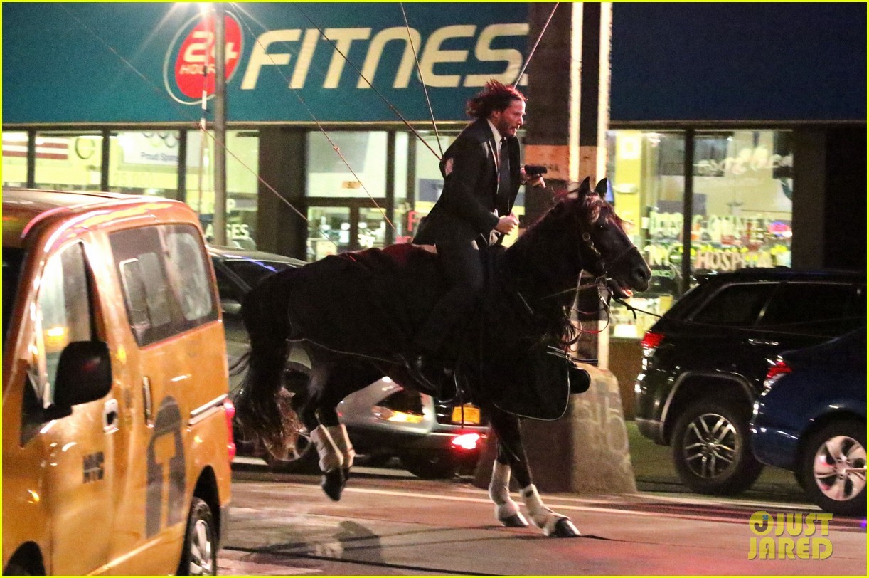 Keanu Reeves Performs This Crazy Stunt on a Horse for 'John Wick 3 ...