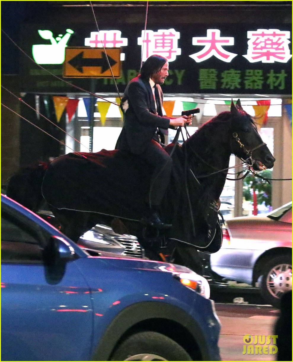 Keanu Reeves Performs This Crazy Stunt on a Horse for 'John Wick 3 ...