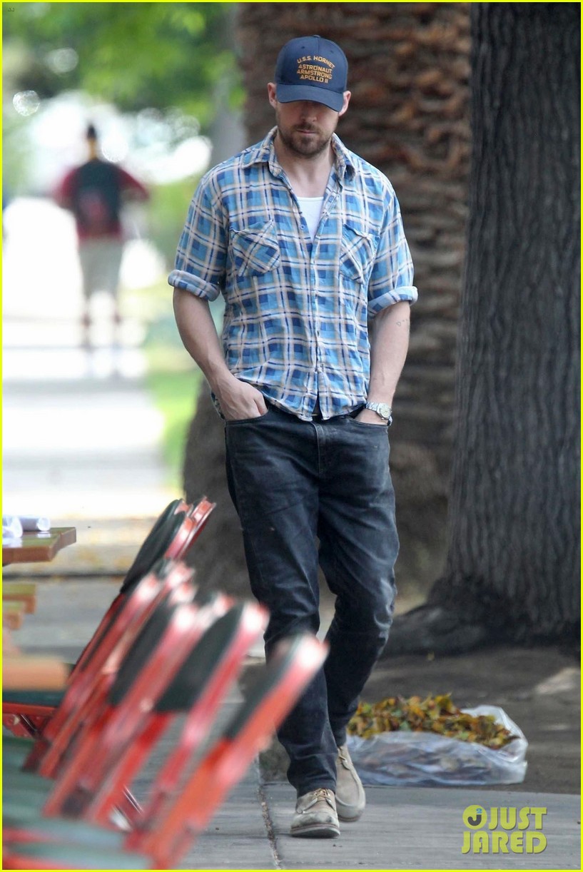 Ryan Gosling Enjoys a Solo Lunch Outing in Los Feliz: Photo 4113012 ...