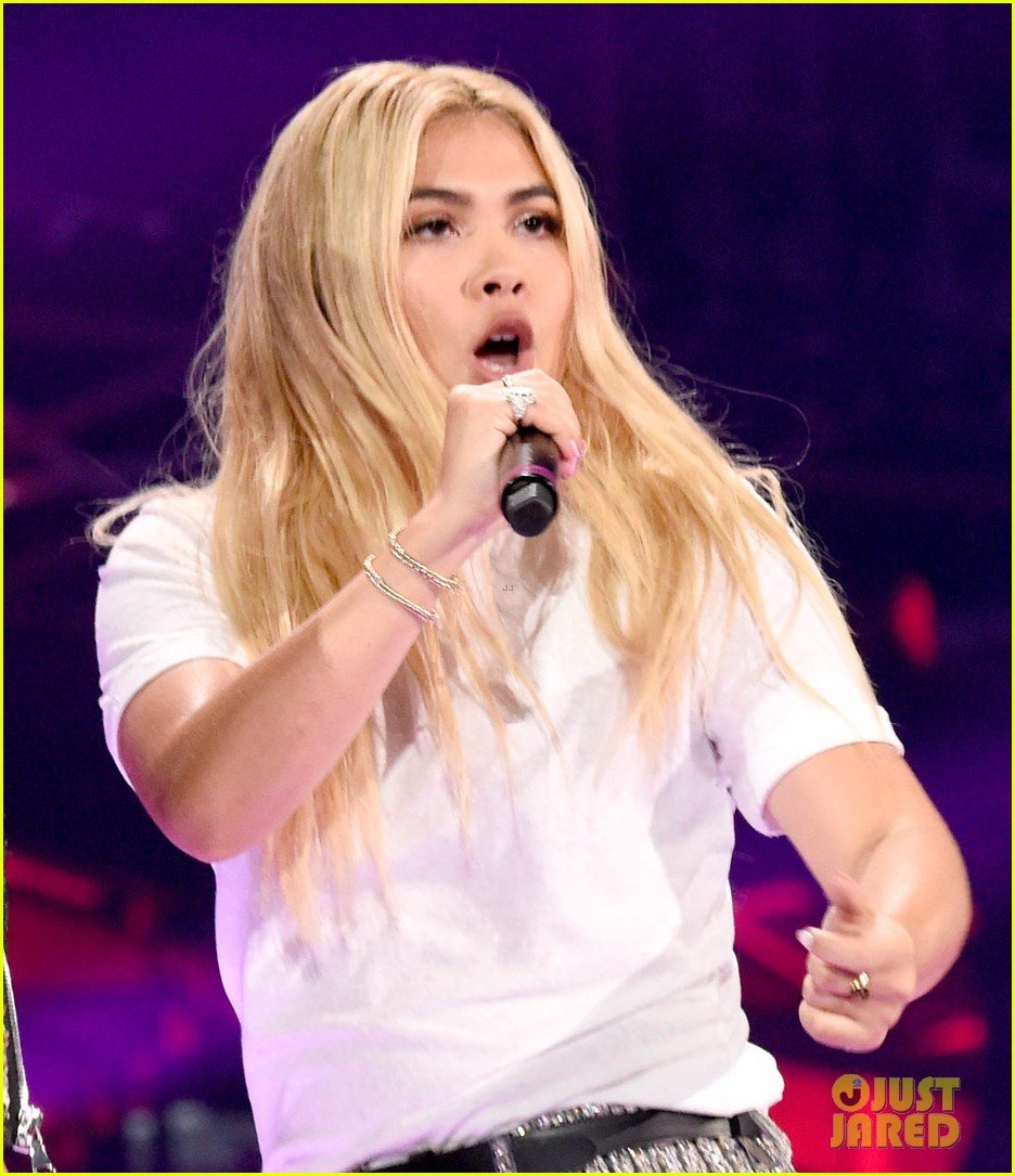 Taylor Swift Sings 'Curious' with Hayley Kiyoko at Boston Tour Stop ...