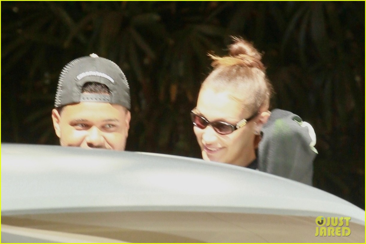 Bella Hadid & The Weeknd Share a Kiss During Their Lunch Date: Photo ...