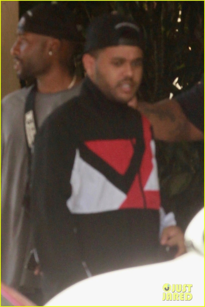 Bella Hadid & The Weeknd Share a Kiss During Their Lunch Date: Photo ...