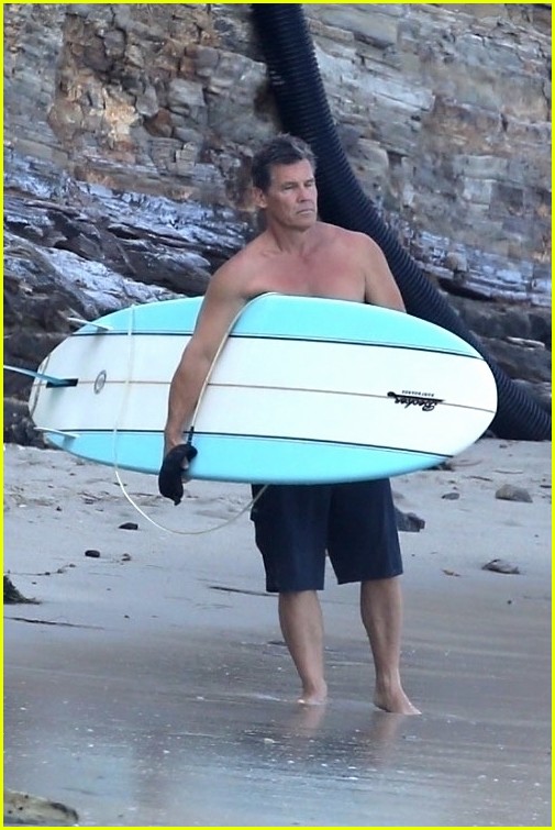 Josh Brolin & Pregnant Wife Kathryn Boyd Enjoy a Day at the Beach With ...