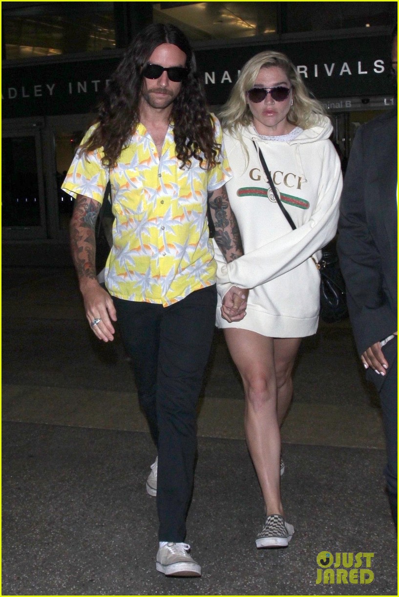 Kesha & Boyfriend Brad Ashenfelter Hit the Beach in Mexico!: Photo ...