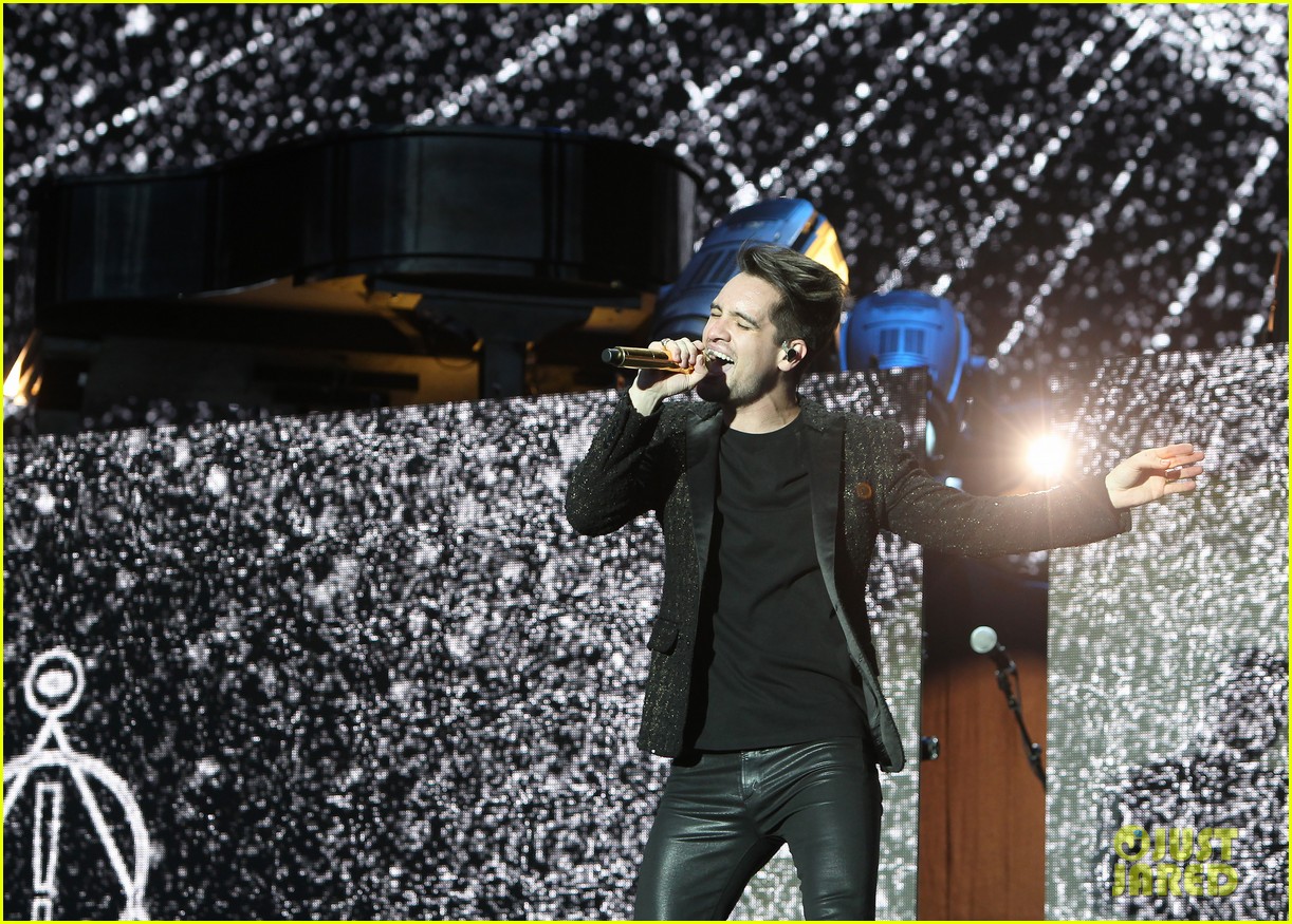 Dua Lipa & Pharrell Williams Hit the Stage at Reading Festival 2018 ...