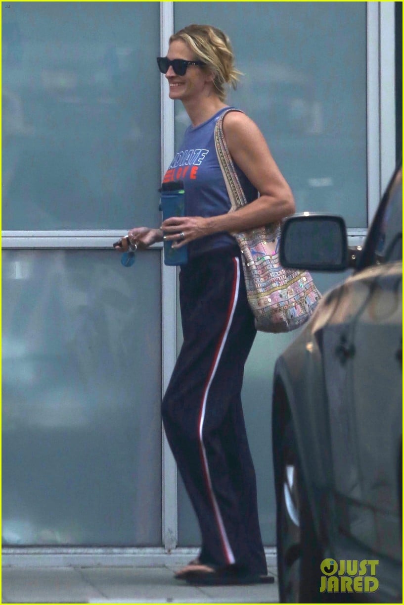 Julia Roberts Radiates Love While Running Errands In Malibu Photo 4127029 Julia Roberts