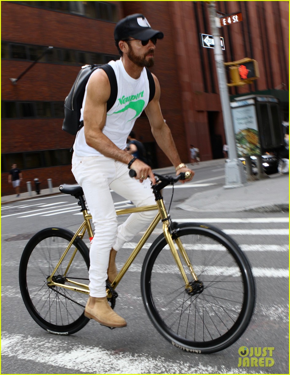 Justin Theroux Shows Off His Muscles on Bike Ride: Photo 4132829 ...