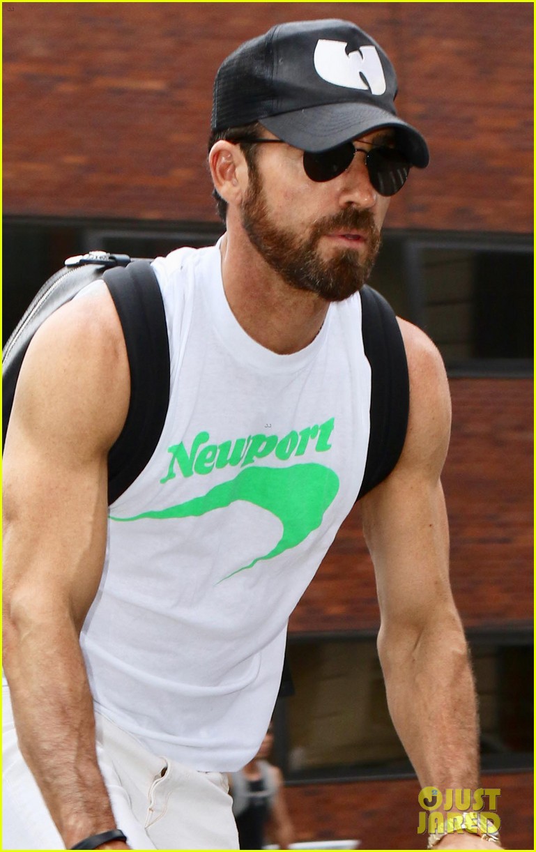 Justin Theroux Shows Off His Muscles on Bike Ride: Photo 4132830 ...