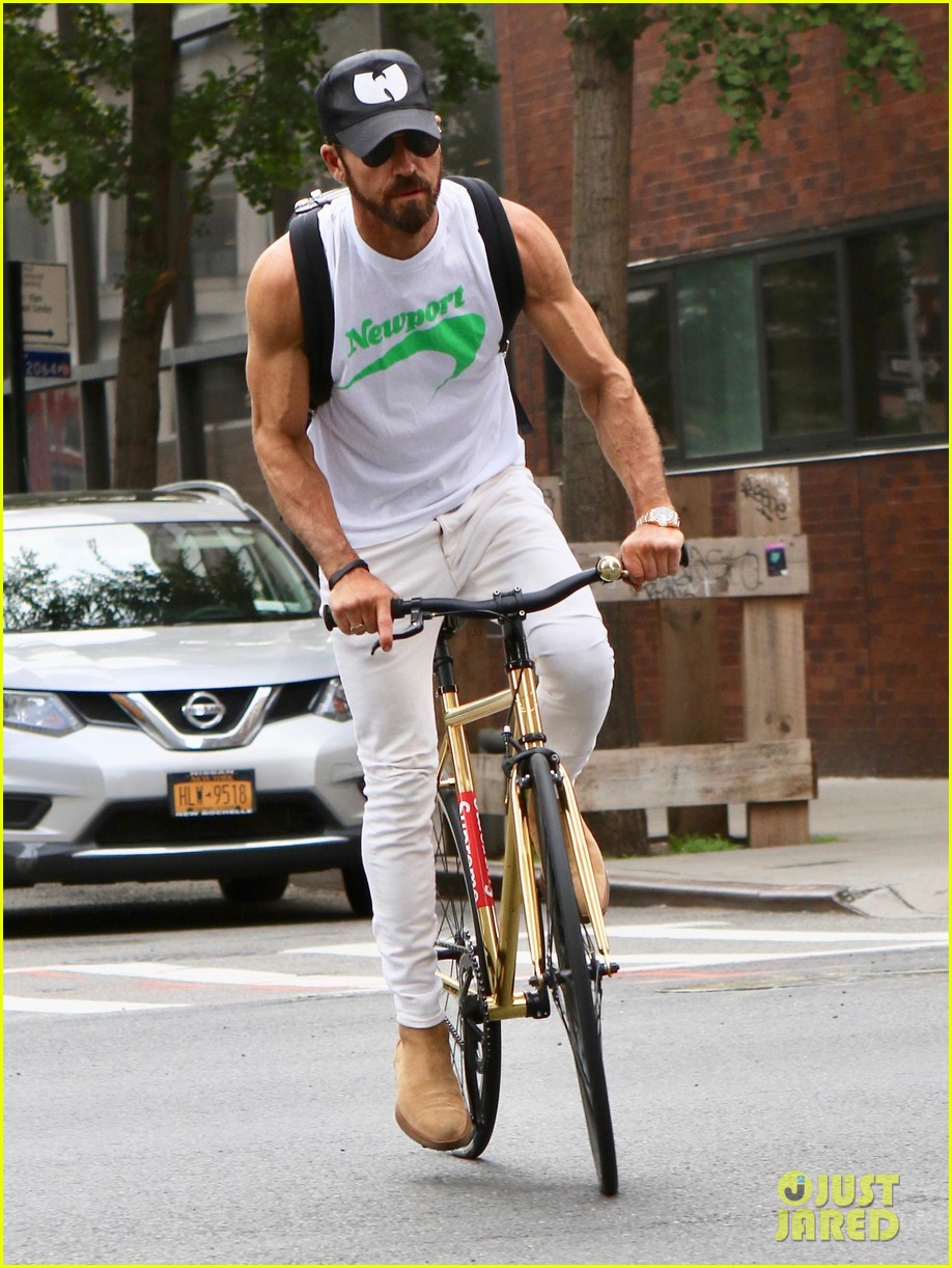 Justin Theroux Shows Off His Muscles on Bike Ride: Photo 4132831 ...