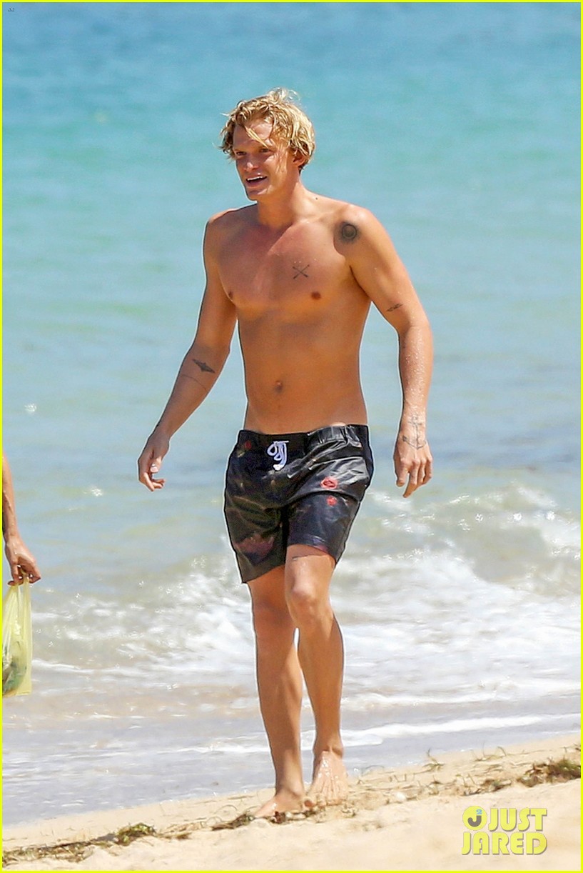 Cody Simpson & Girlfriend Clair Wuestenberg Have Romantic Beach Day in ...