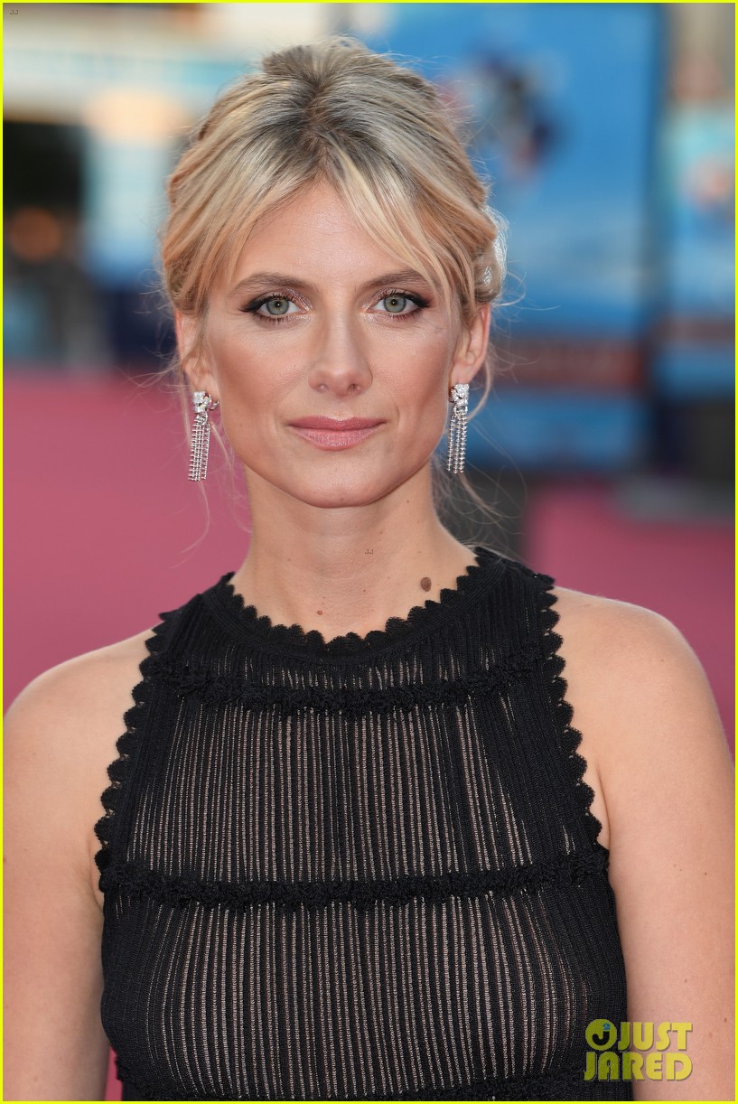 Elle Fanning Rules the Red Carpet in Deauville for 'Galveston': Photo ...