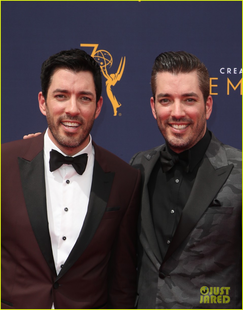 Derek Hough Dances Down the Carpet at Creative Arts Emmys: Photo ...