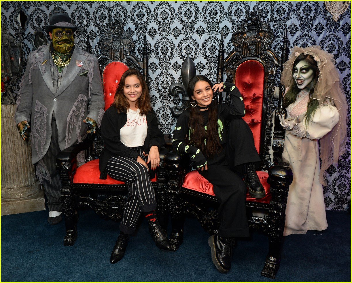 Vanessa Hudgens & Austin Butler Are Knott's Scary Farm Sweethearts ...