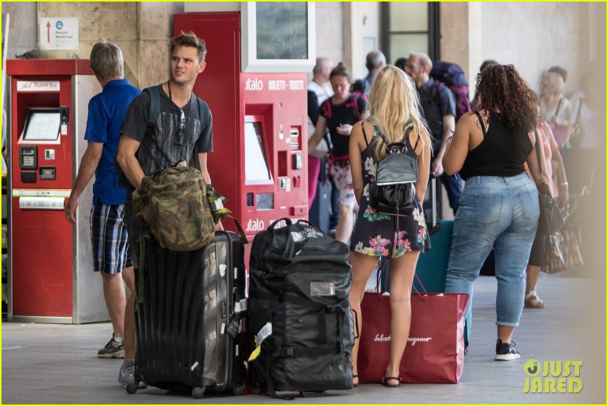 Mamma Mia's Jeremy Irvine Flaunts PDA with Girlfriend Jodie Spencer in ...