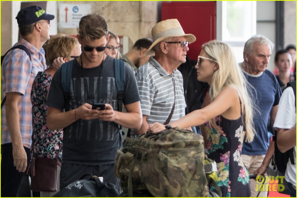 Mamma Mia's Jeremy Irvine Flaunts PDA with Girlfriend Jodie Spencer in ...
