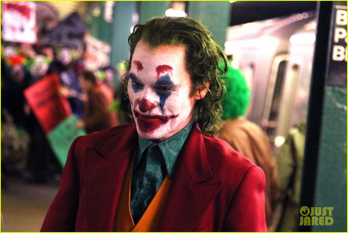 Joaquin Phoenix Transforms into The Joker While Filming Riot Scene ...