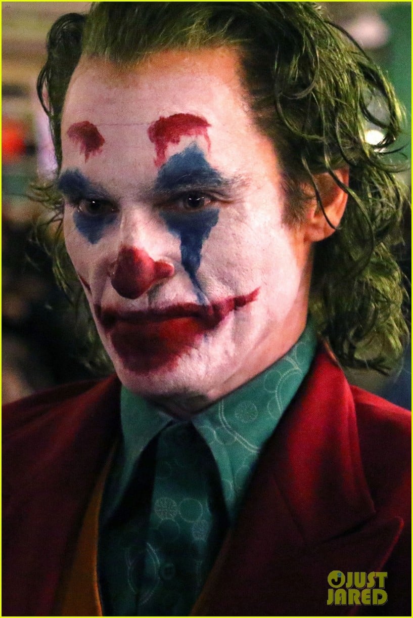 Joaquin Phoenix Transforms into The Joker While Filming Riot Scene ...
