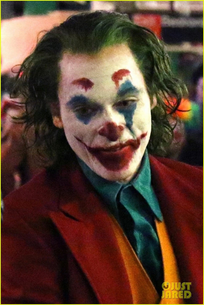 Joaquin Phoenix Transforms into The Joker While Filming Riot Scene ...