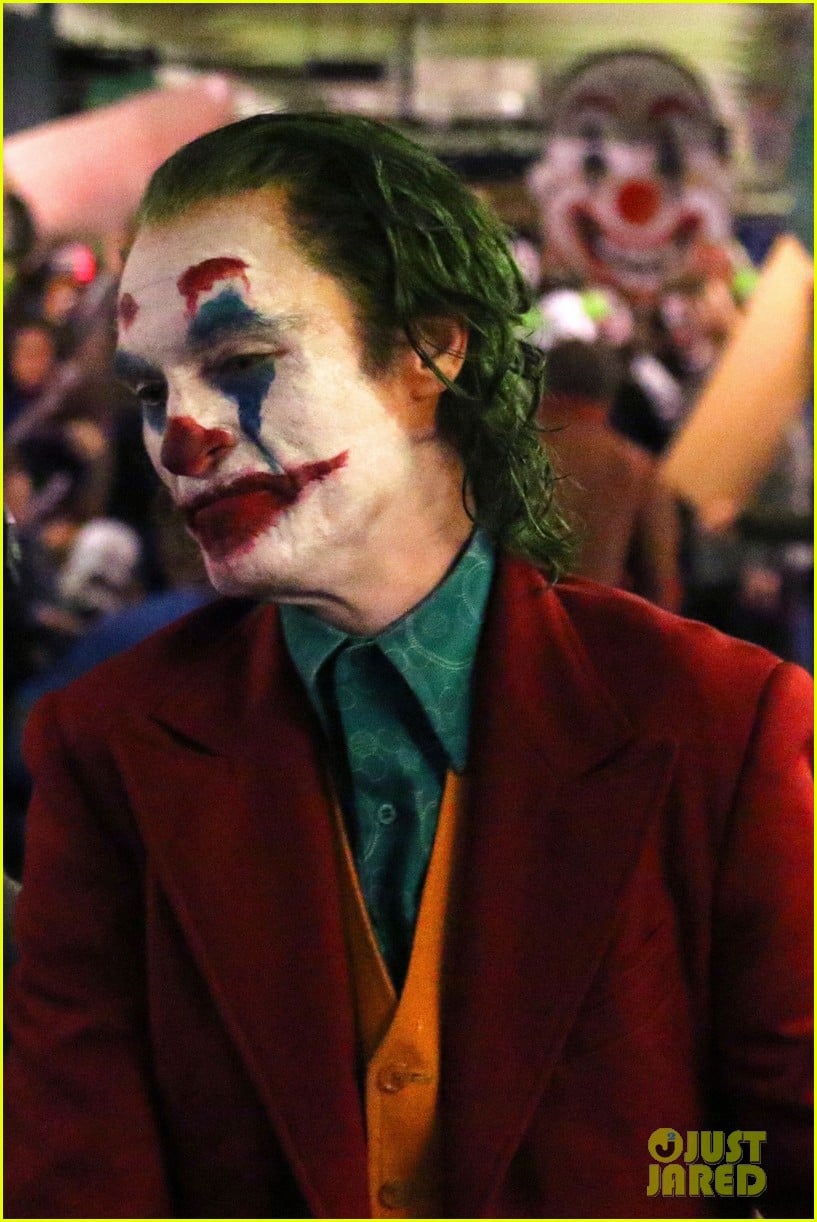 Joaquin Phoenix Transforms into The Joker While Filming Riot Scene ...