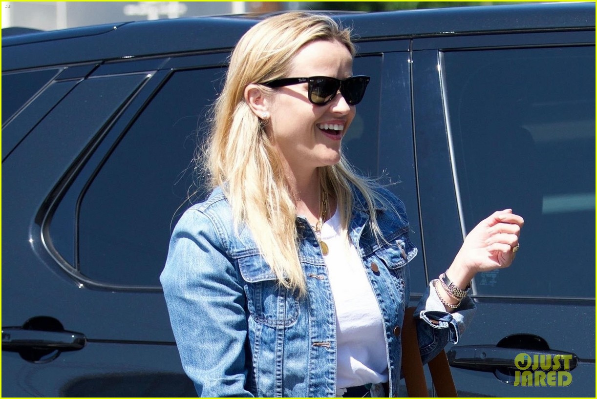 Reese Witherspoon Shares Some Sweets With Son Tennessee! : Photo ...