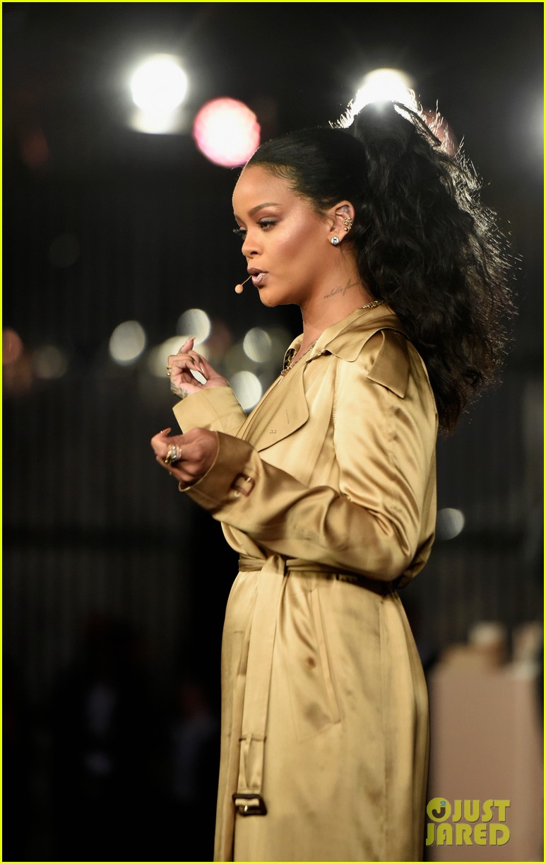 Rihanna Gives a Makeup Tutorial for Fenty Beauty Fans in Dubai: Photo ...