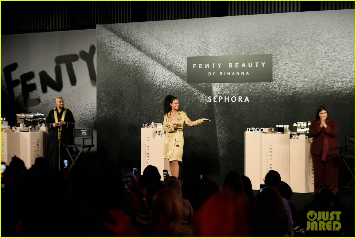 Rihanna Gives a Makeup Tutorial for Fenty Beauty Fans in Dubai: Photo ...
