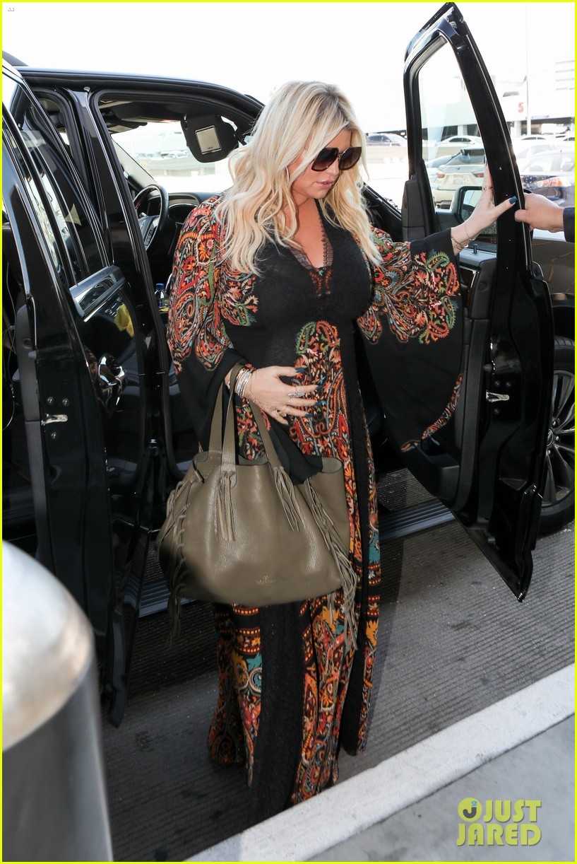 Jessica Simpson Cradles Baby Bump After Announcing Third Pregnancy ...