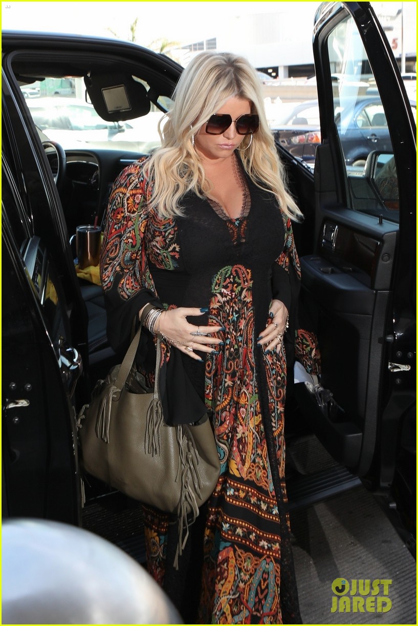 Jessica Simpson Cradles Baby Bump After Announcing Third Pregnancy ...