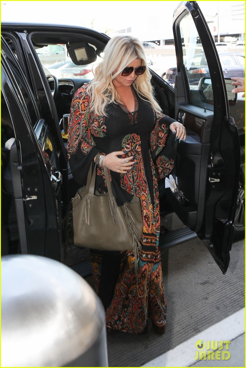 Jessica Simpson Cradles Baby Bump After Announcing Third Pregnancy ...