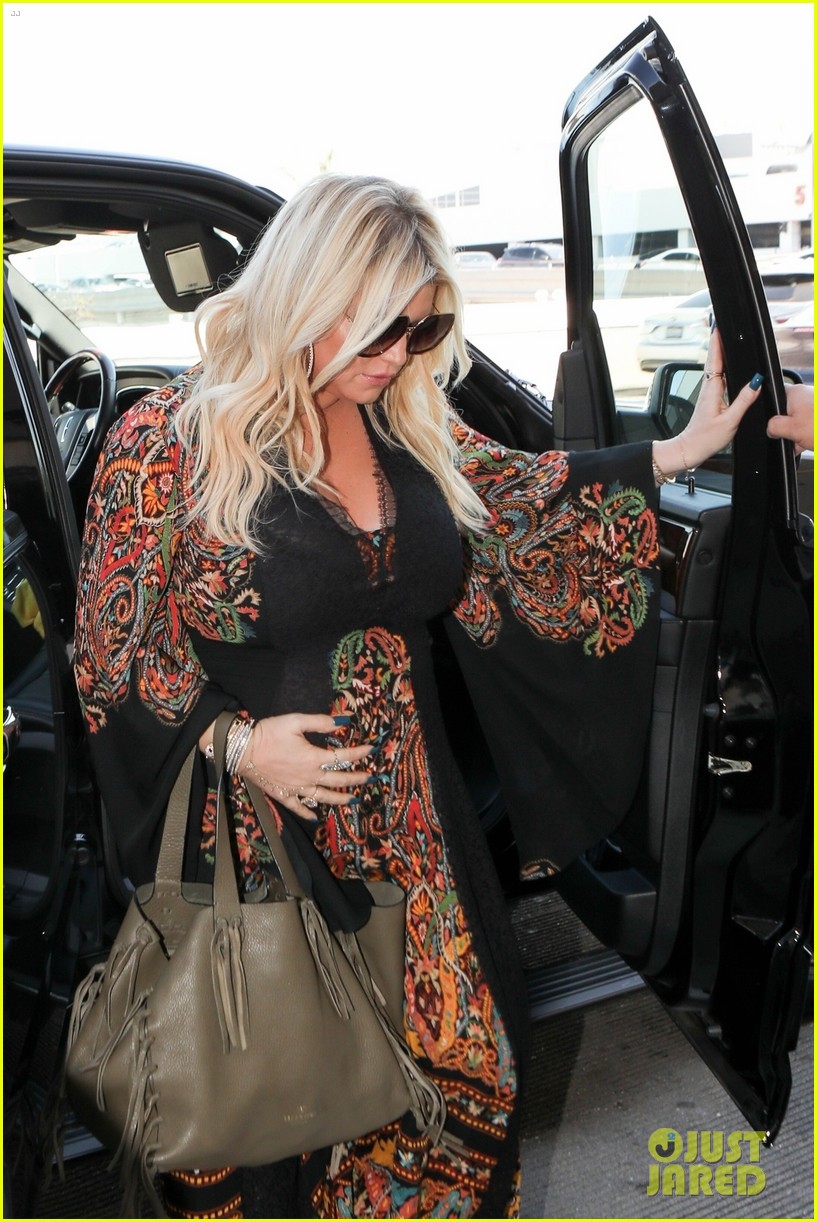 Jessica Simpson Cradles Baby Bump After Announcing Third Pregnancy ...