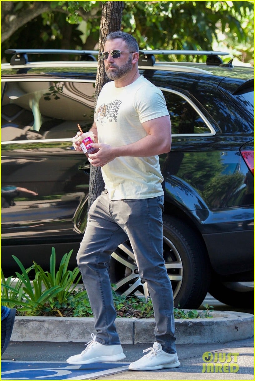 Ben Affleck Looks So Buff in New Photos!: Photo 4157159 | Ben Affleck ...