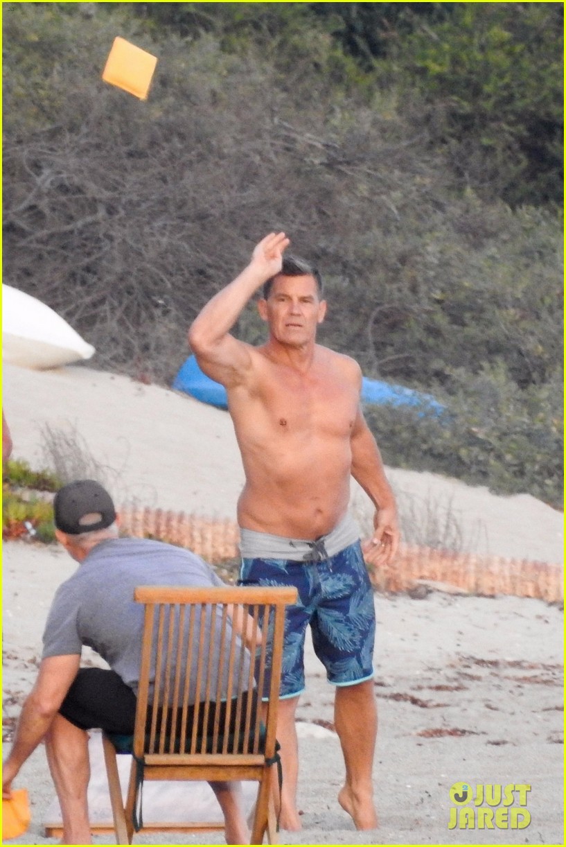 Photo: josh brolin shirtless at the beach 16 | Photo 4172737 | Just Jared