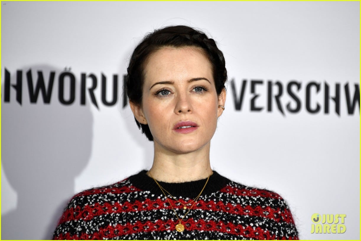 Claire Foy Says 'I Don't Feel Defined' by Playing Queen Elizabeth in ...
