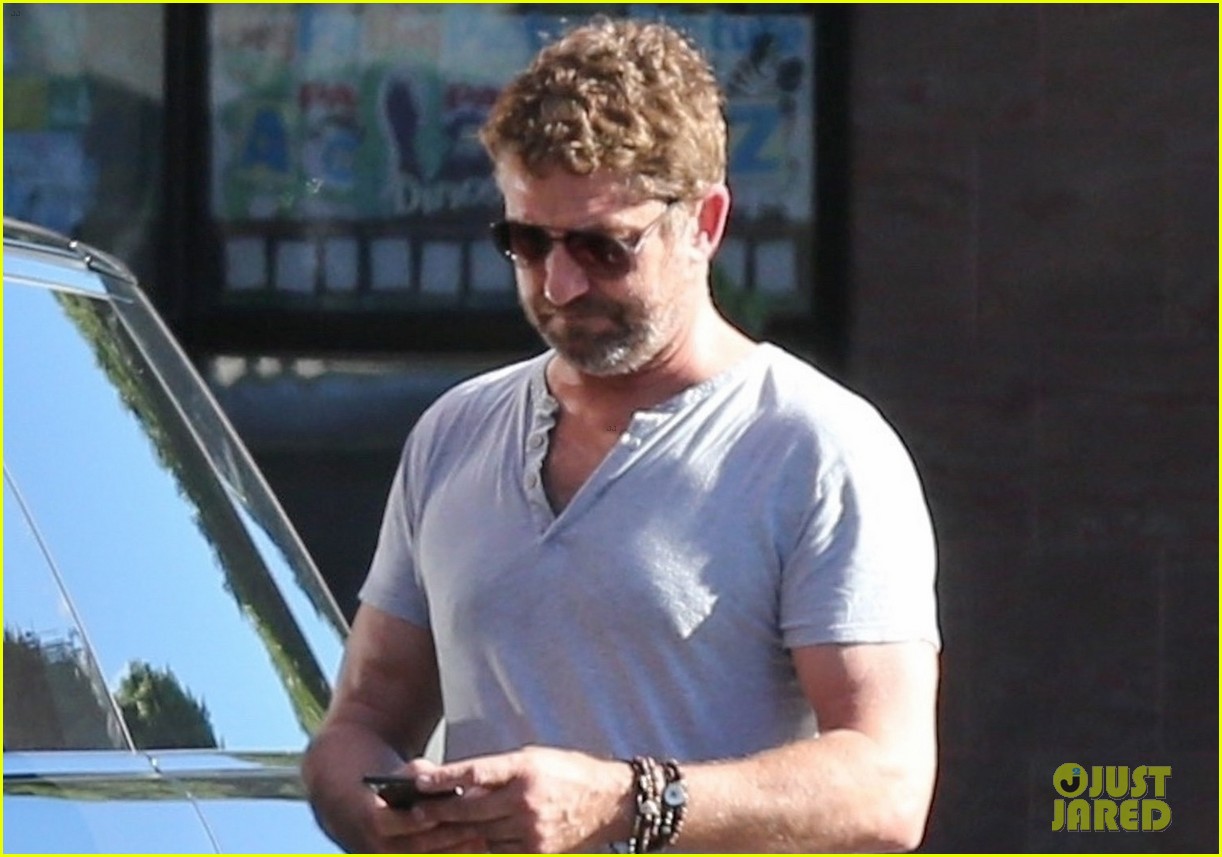 Gerard Butler Grabs Lunch While Running Errands in Beverly Hills: Photo ...