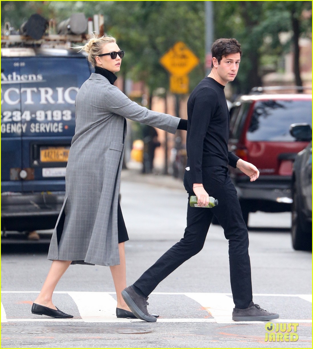 Karlie Kloss & Fiance Joshua Kushner Hold Hands After She Arrives Home for Fashion Week: Photo ...