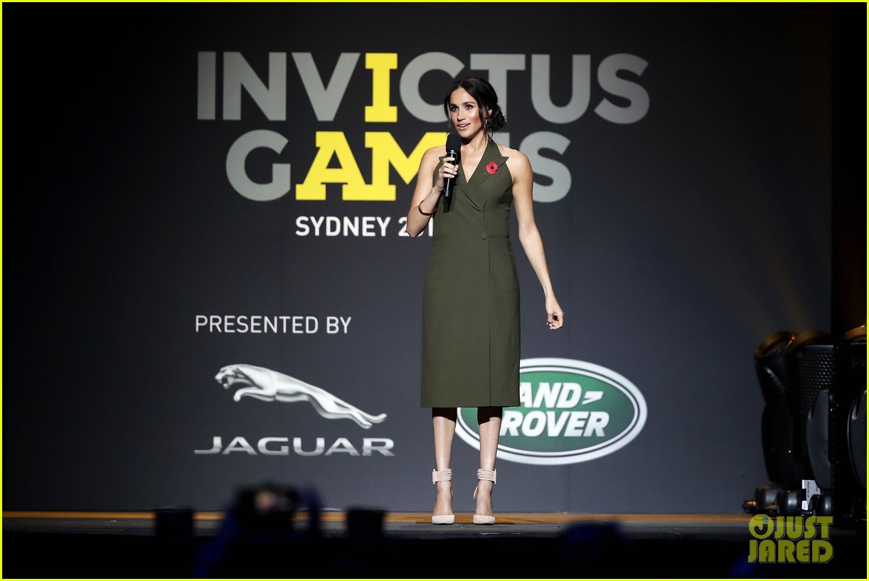 Duchess Meghan Markle & Prince Harry Surprise Crowd at Invictus Closing ...
