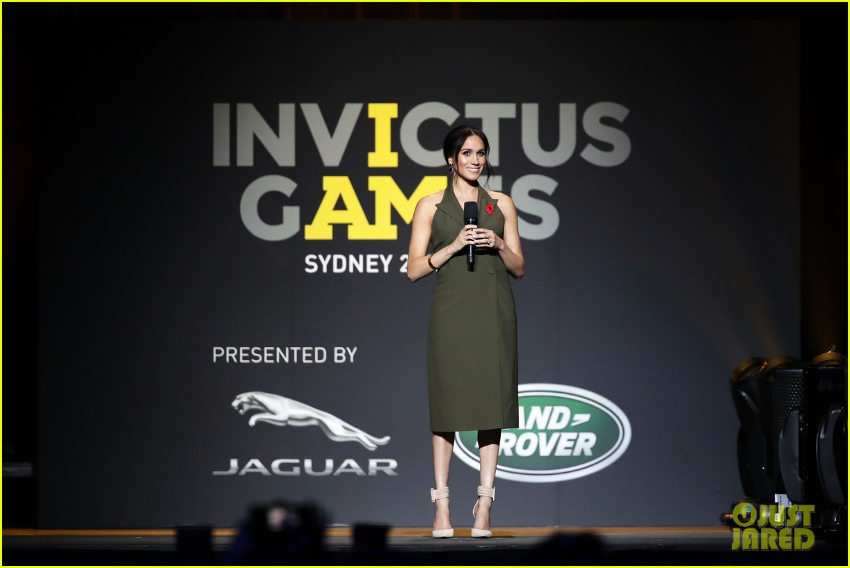 Duchess Meghan Markle & Prince Harry Surprise Crowd at Invictus Closing ...