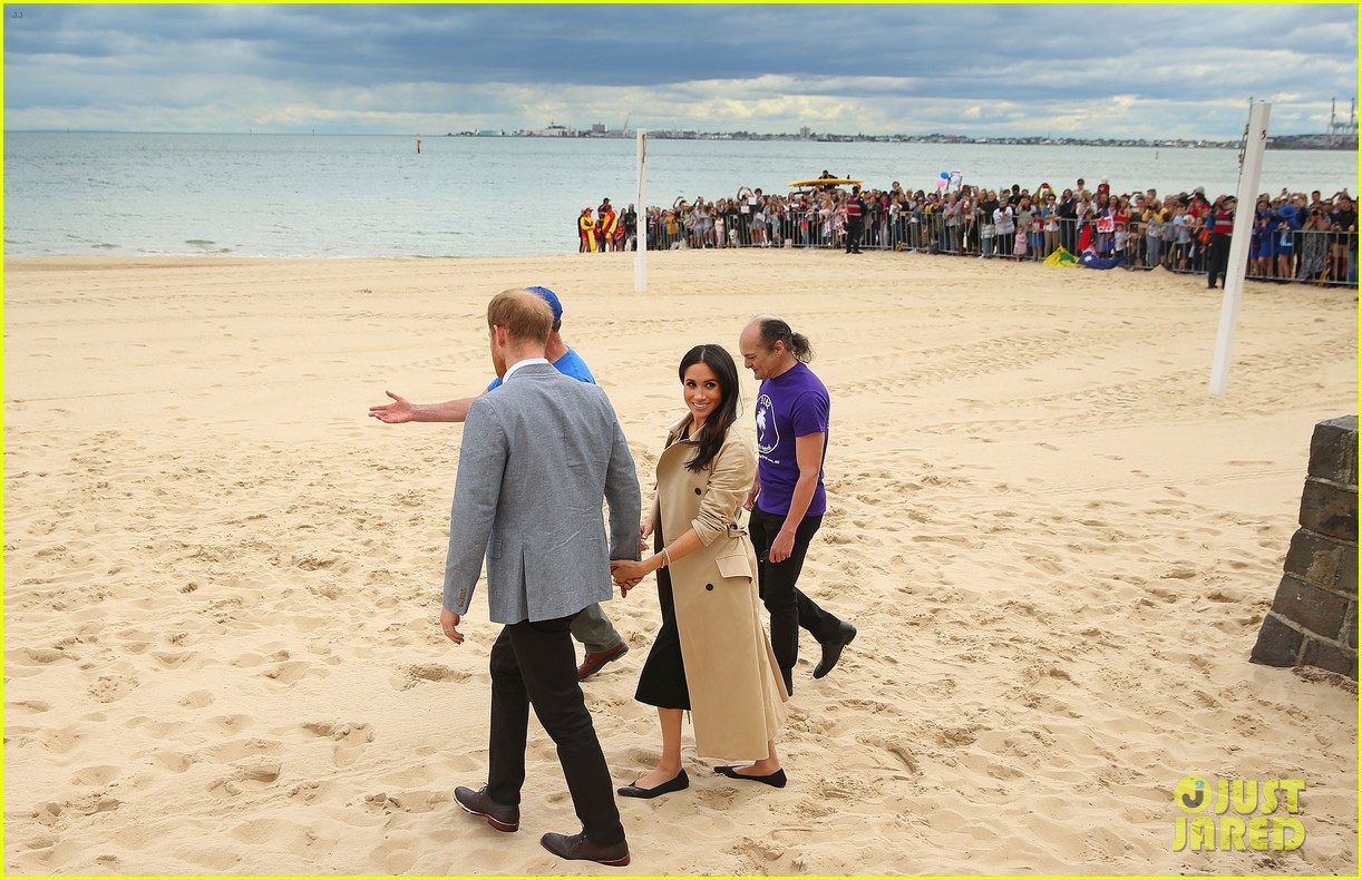 Prince Harry & Meghan Markle Hit the Beach in Melbourne!: Photo 4166509 ...