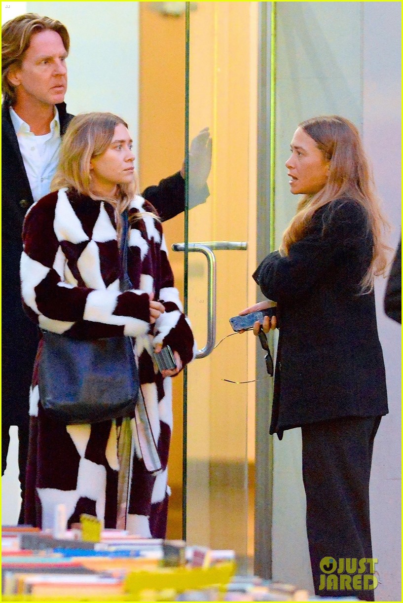 Mary-Kate & Ashley Olsen Make Rare Appearance Out Together: Photo 4169322 | Ashley Olsen, Mary ...